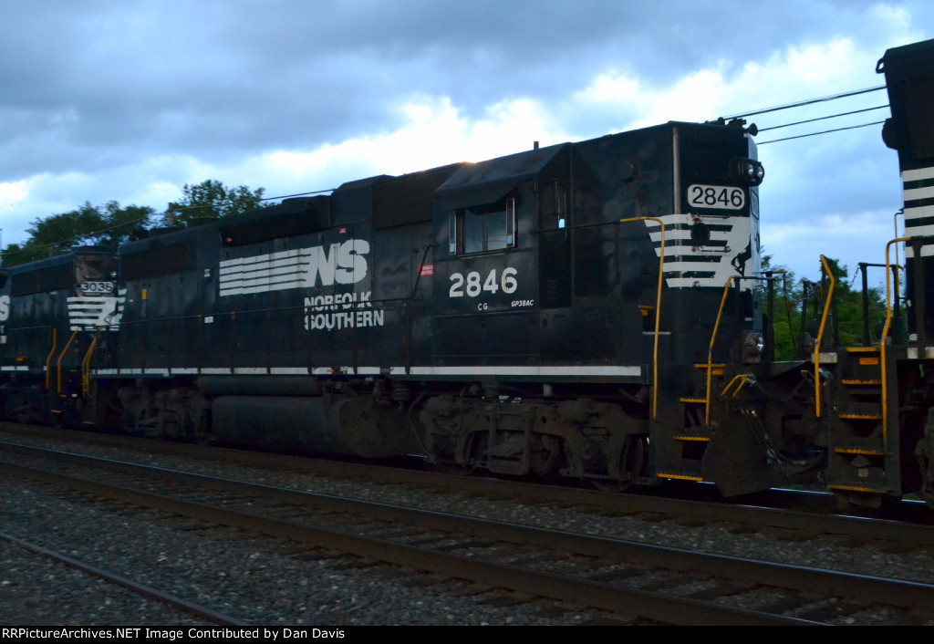 NS GP38AC 2846 trails on 33A